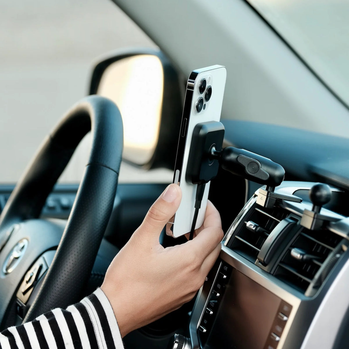 OFFROAM | Toyota 4Runner (2010-2023) Magnetic Charging Phone Mount ...